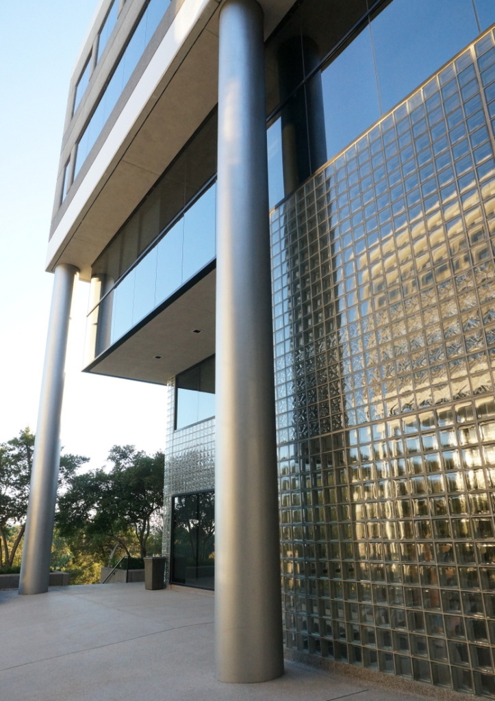 An '80s Fashion Shoot: Glass Block at Sunset | Mirror80